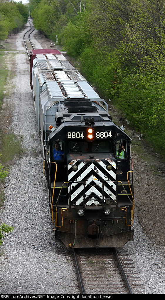 CMGN 8804 leads 800 into the east side of Saginaw yard